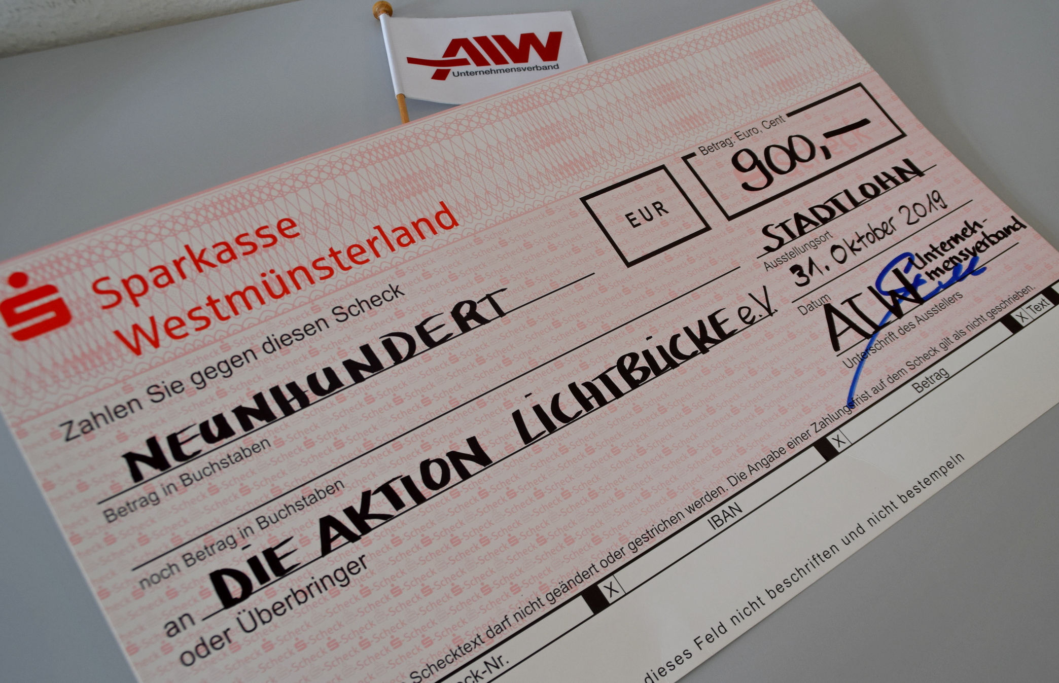 Scheckübergabe - AIW Unternehmensverband