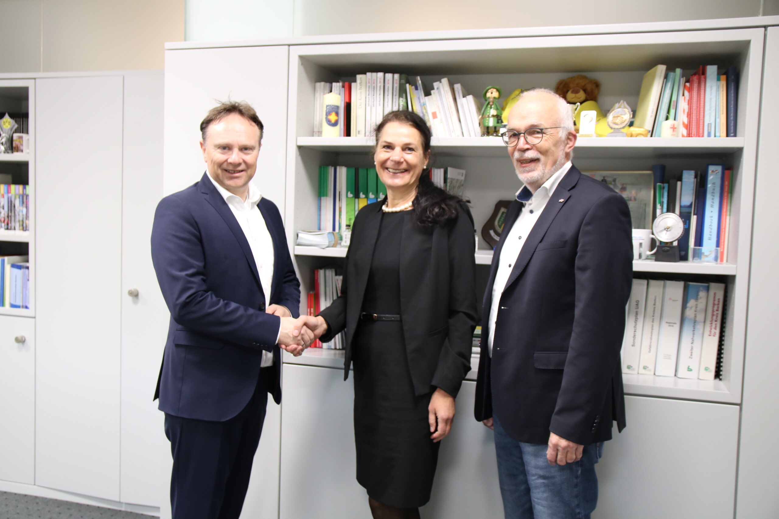 Zu Gast beim Landrat: Dr. Kai Zwicker im Gespräch mit Andreas Brill und Nachfolgerin Inken ...